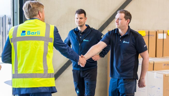 Koning Willem-Alexander opent woningfabriek Barli